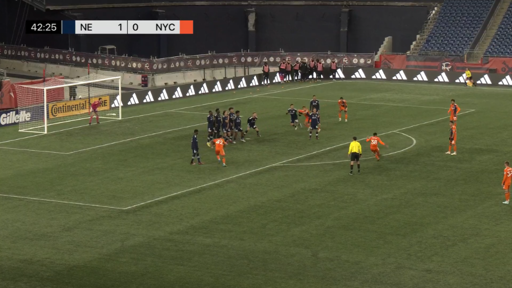 ¡Un poema al fútbol! El sensacional golazo de tiro libre de John Denis ...