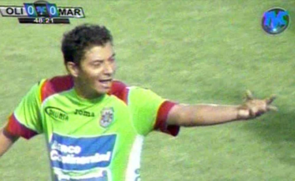 El pólemico gesto de Mauricio Sabillón a un asistente arbitral