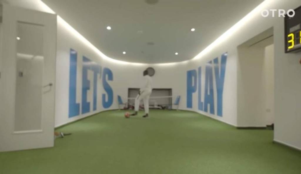 Con cancha de fútbol en el interior: La increíble mansión de Mendy, el ...