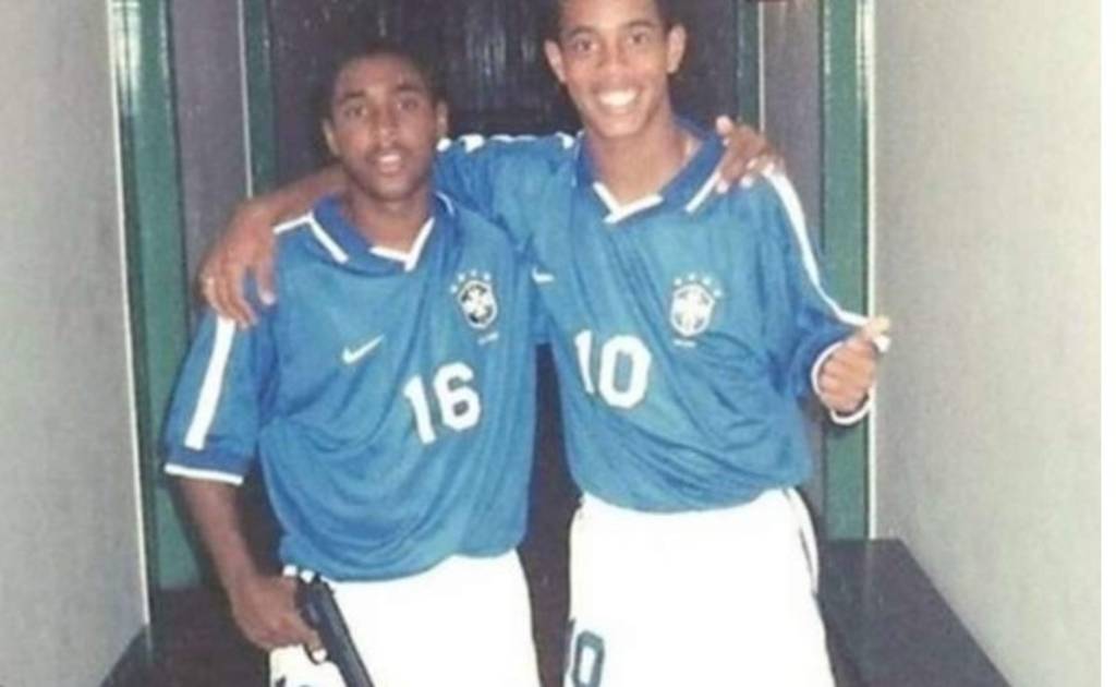 La foto de Ronaldinho junto a un compañero que tenía una pistola