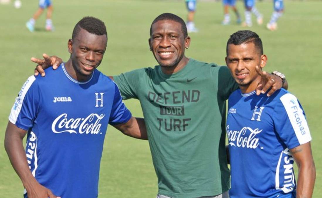 Hendry Thomas visitó el entrenamiento de Honduras y les deseó éxitos
