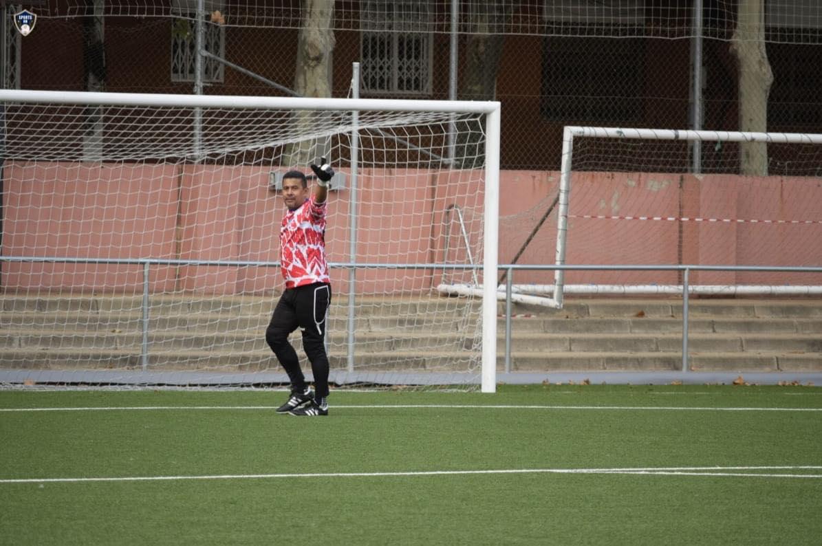 ¿Quién es el futbolista activo jugando con las leyendas? Viejas glorias ...