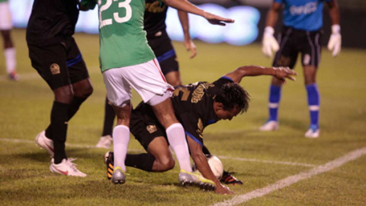 La patada de Mauricio SabillÃ³n a Javier Portillo