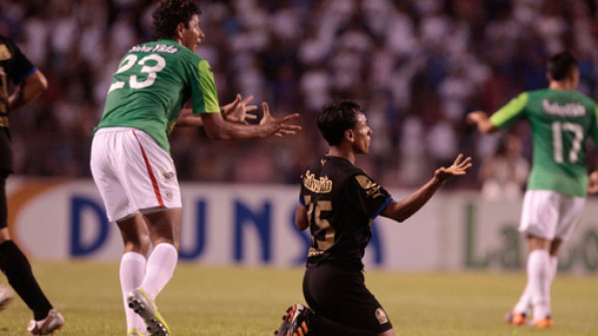 La patada de Mauricio SabillÃ³n a Javier Portillo