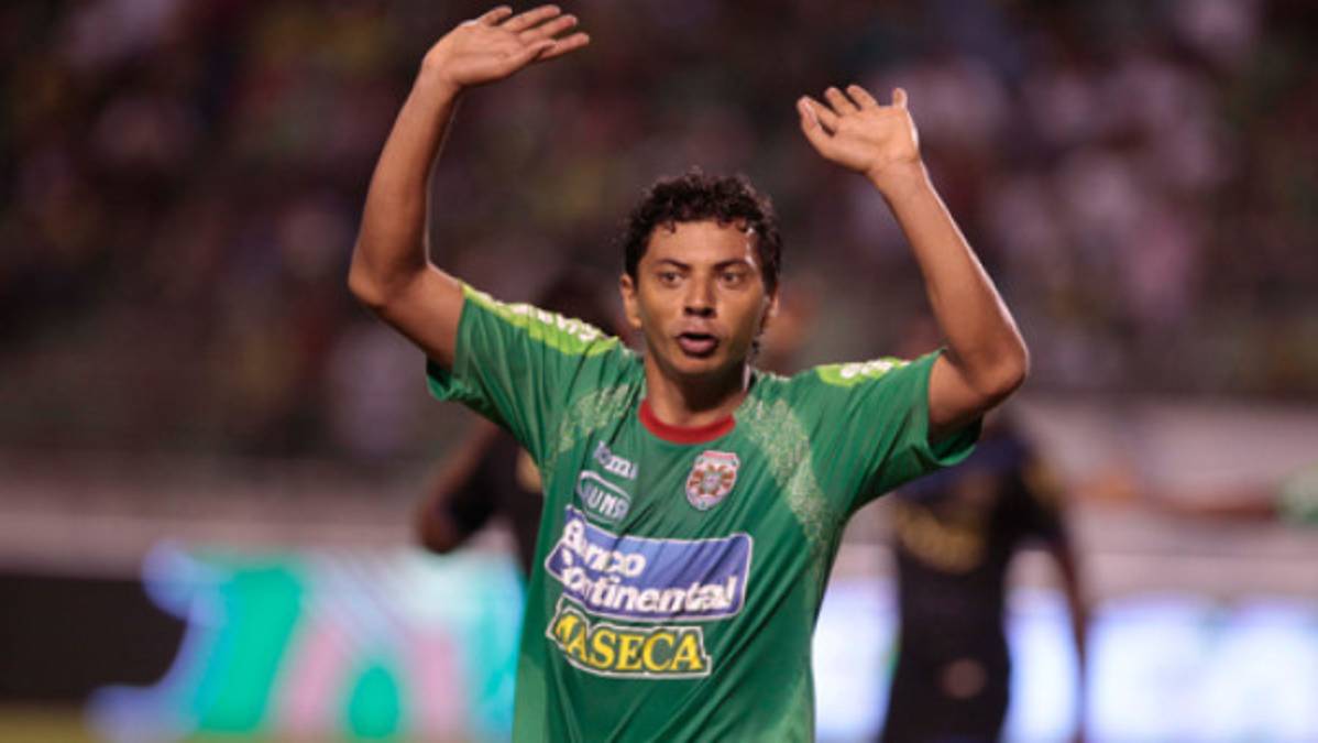 La patada de Mauricio SabillÃ³n a Javier Portillo