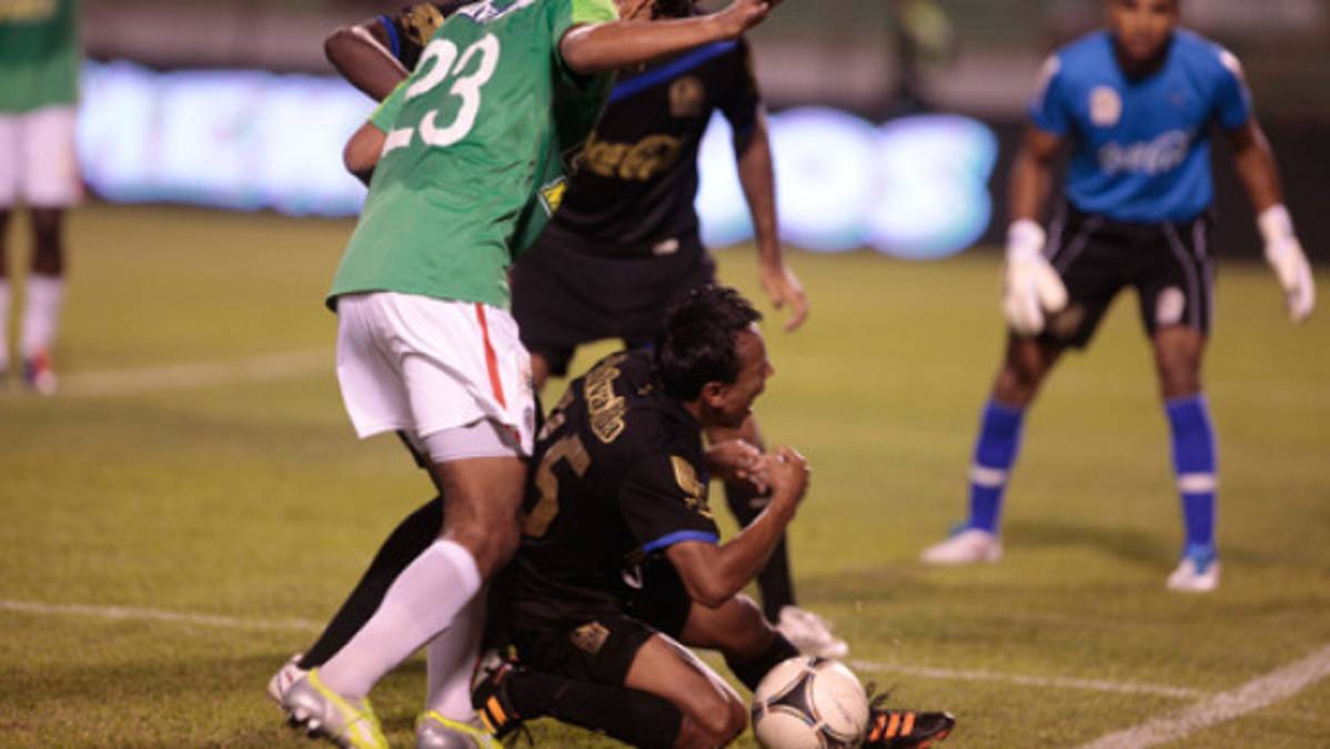 La patada de Mauricio SabillÃ³n a Javier Portillo