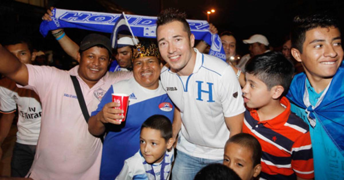 Polache le cantó a los aficionados en el estadio Olímpico