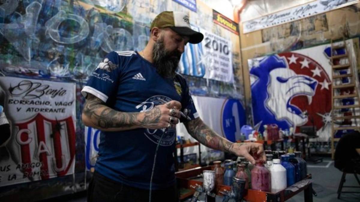 Logo del Olimpia resalta en el taller del famoso pintor argentino Pepe ...