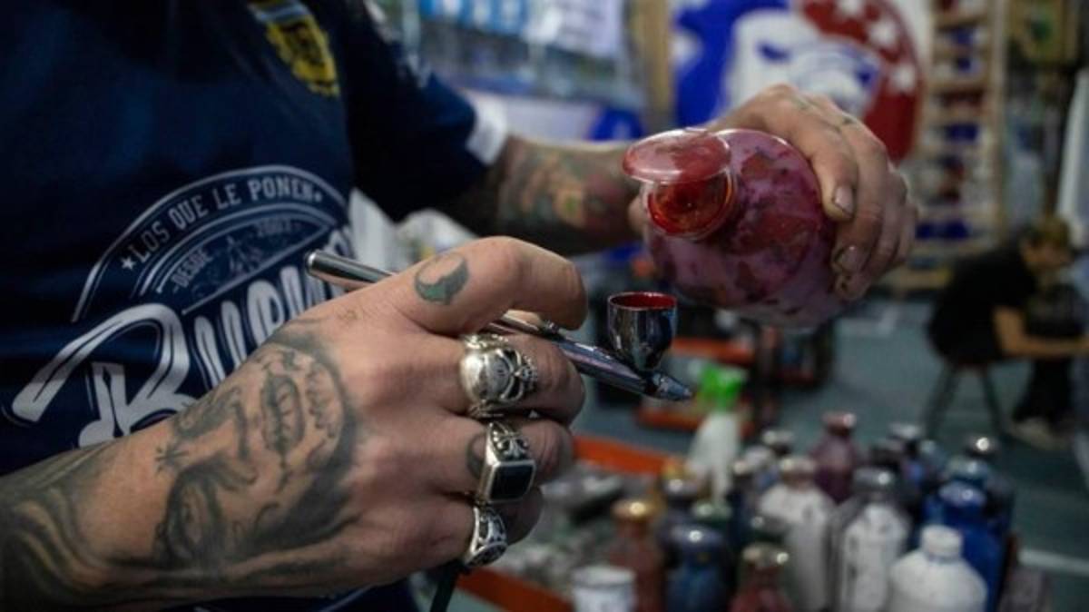 Logo del Olimpia resalta en el taller del famoso pintor argentino Pepe ...