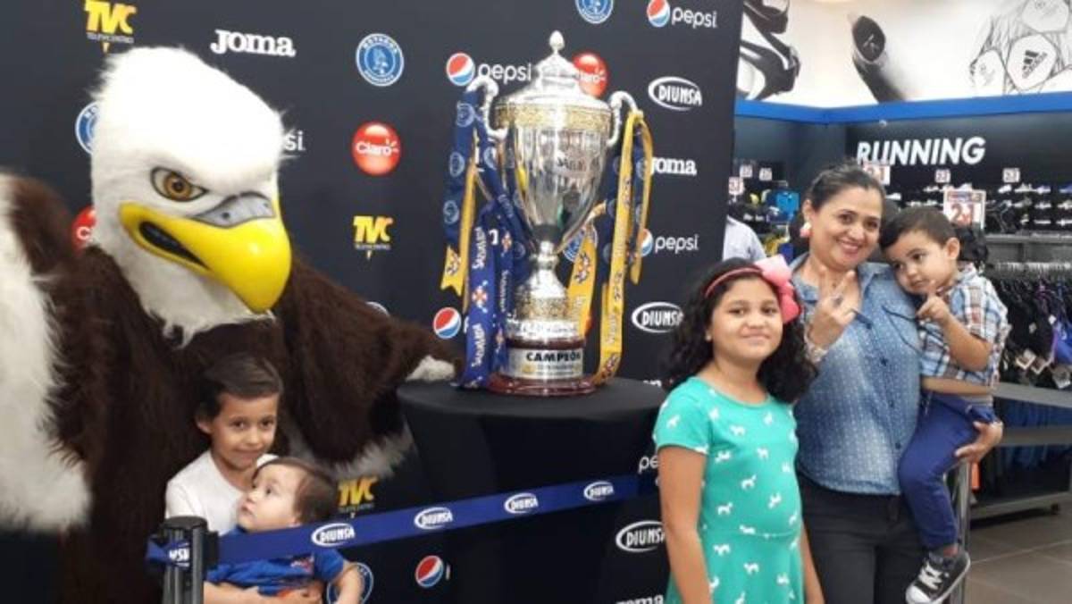 Motagua y Diunsa exhiben la copa 17 a sus aficionados