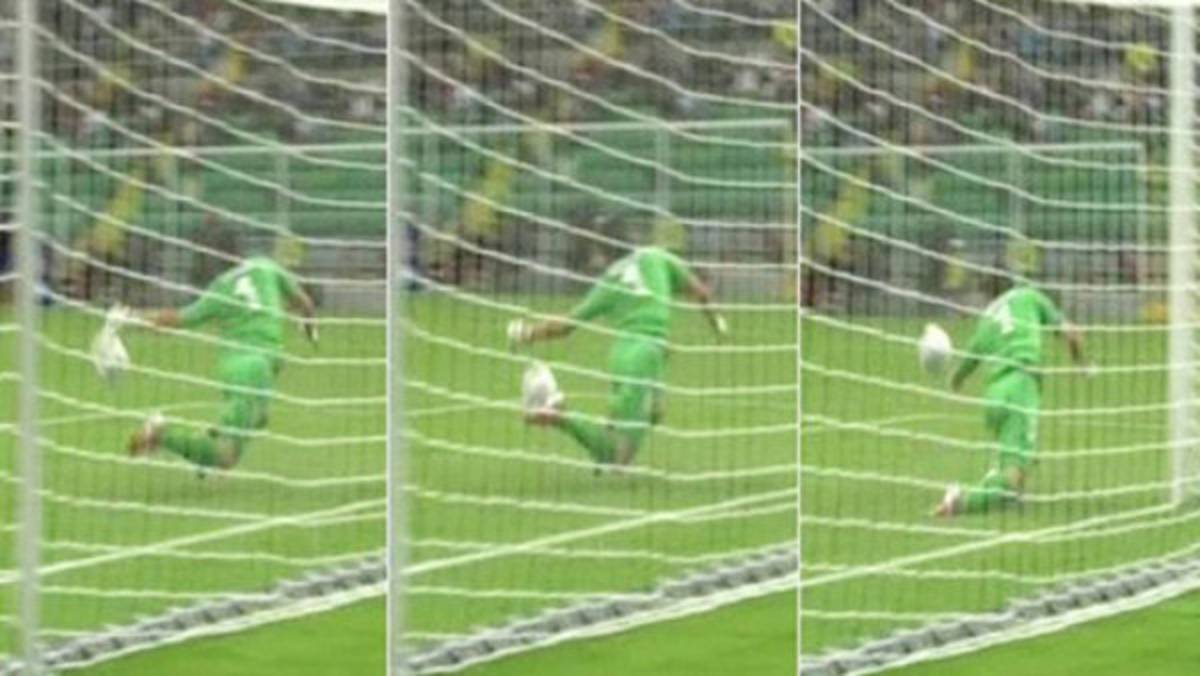 Portero realiza una atajada increÃ­ble que recuerda a RenÃ© Higuita