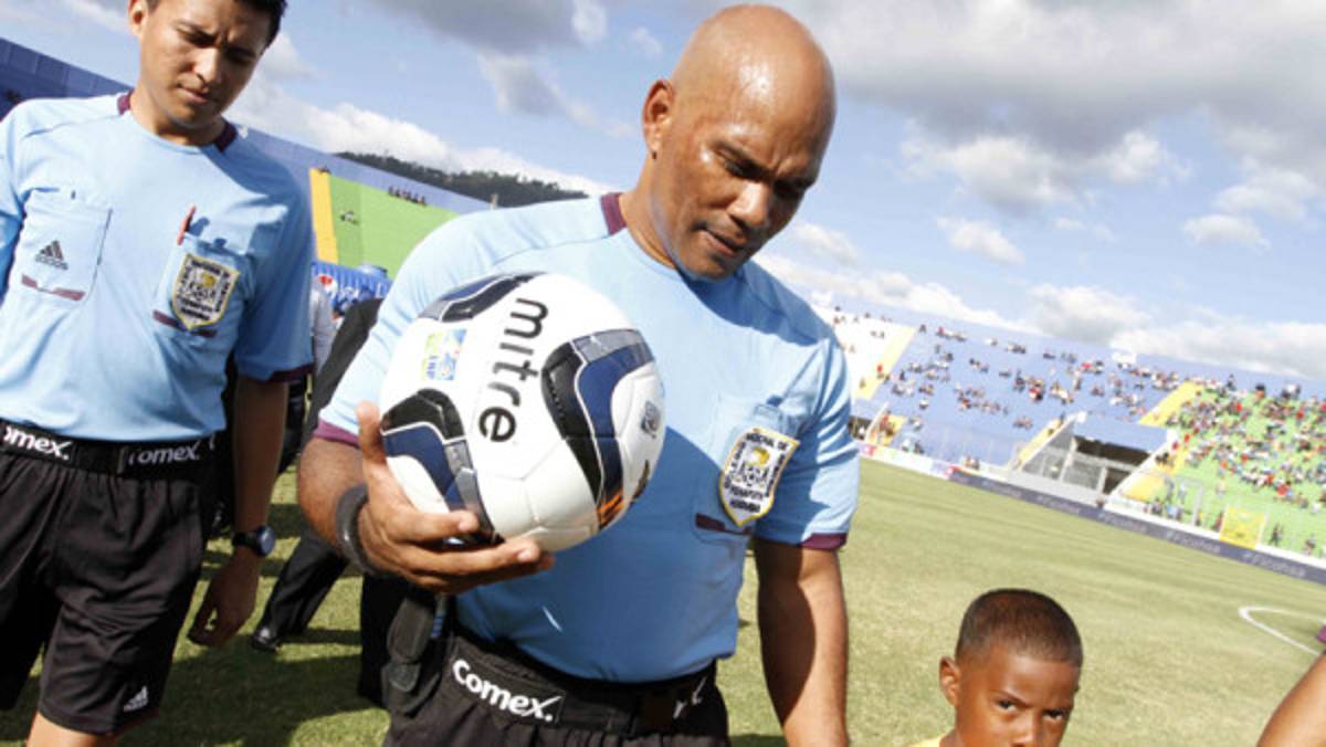 Mario Moncada regaló su camisa al 'Palomo” Rodríguez