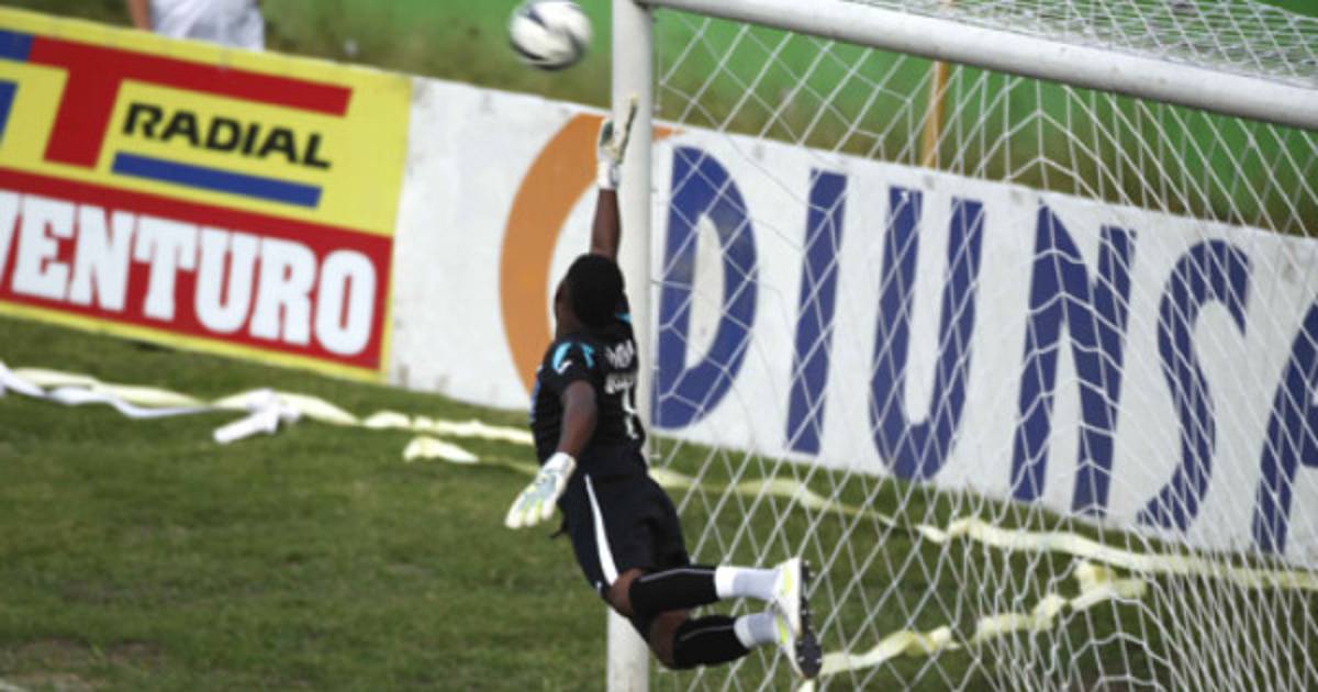 VIDEO: Javier Portillo se luce con golazo de otro mundo