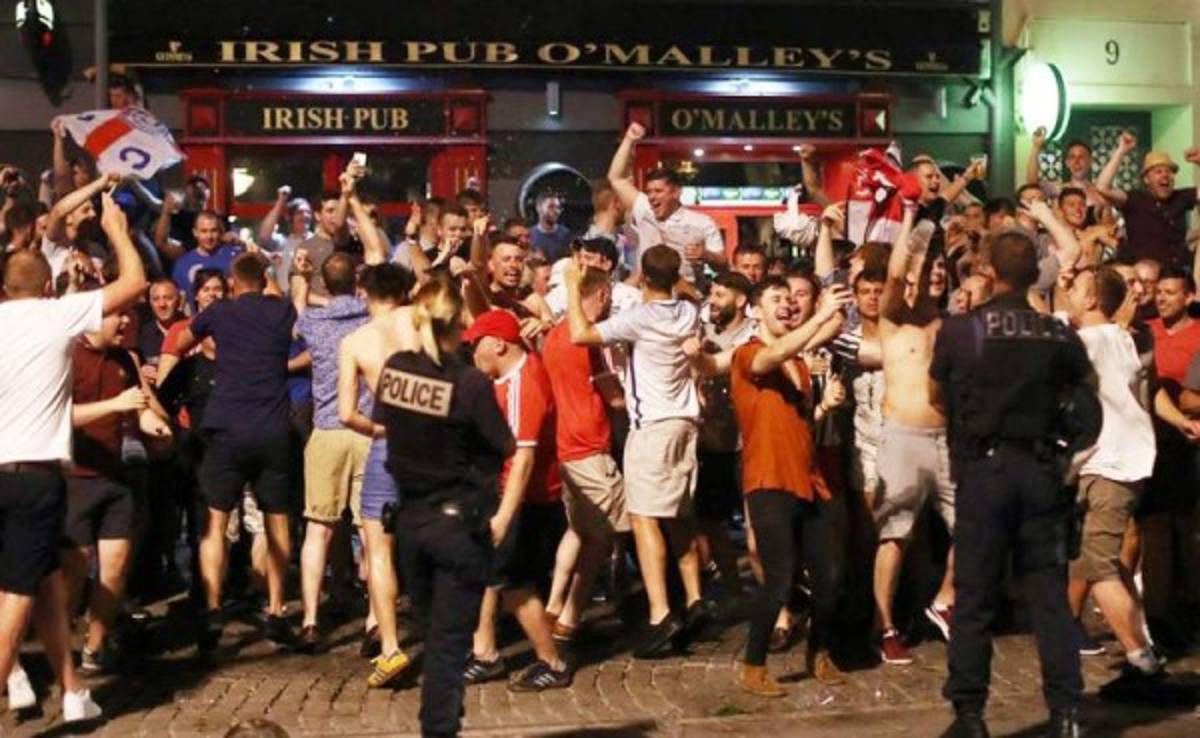 Los 'hooligans' ingleses desatan el caos a horas iniciar la Eurocopa