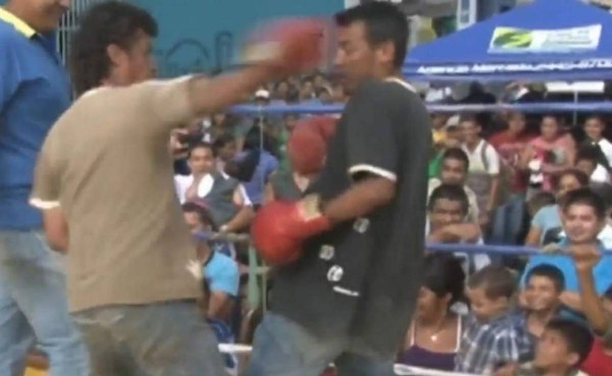 VIDEO: Vecinos arreglan sus problemas...¡Boxeando!