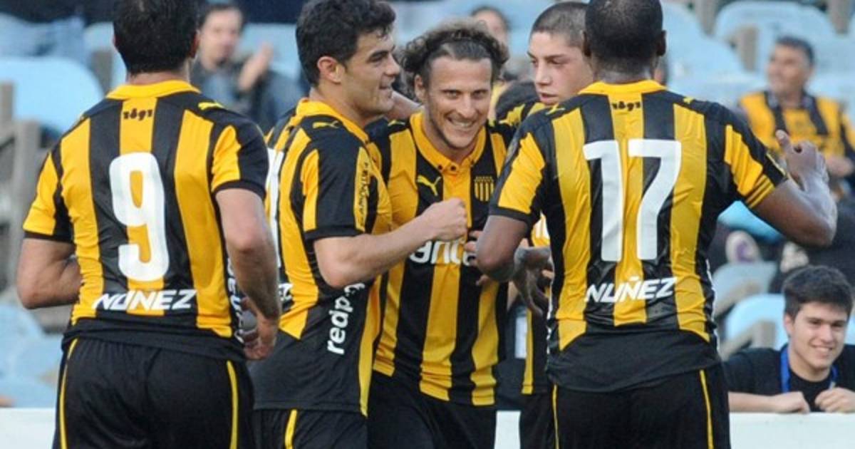 Diego Forlán se estrena con doblete en Peñarol de Uruguay