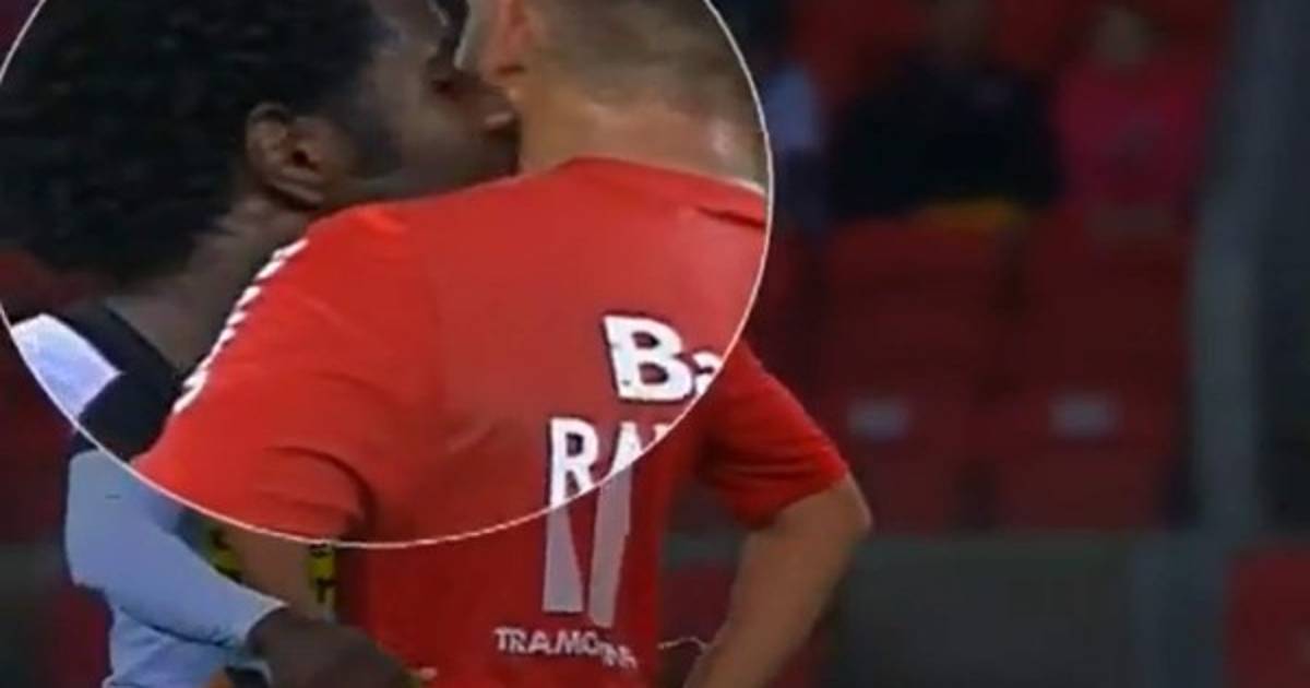 VIDEO: Jugador en Brasil besa a su rival para 'calmarlo'