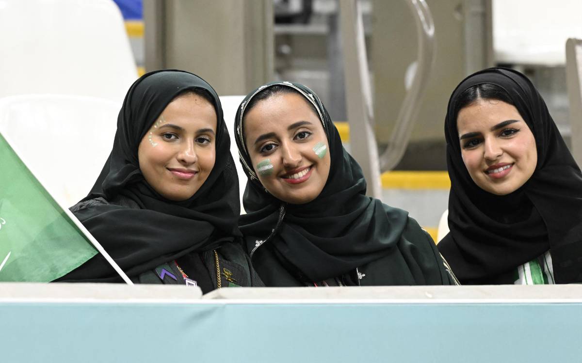 La hermosa qatarí apoyando a Argentina, la despampanante mexicana y las bellas damas de Arabia ...
