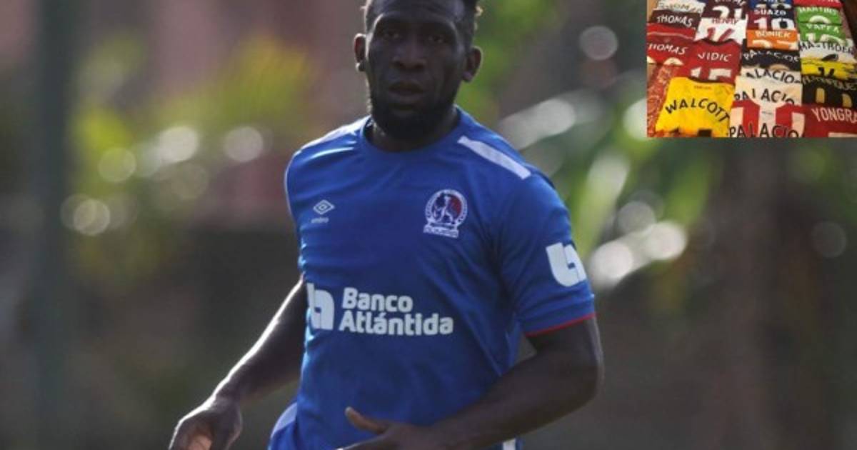 Hendry Thomas muestra su colección de camisas en redes sociales