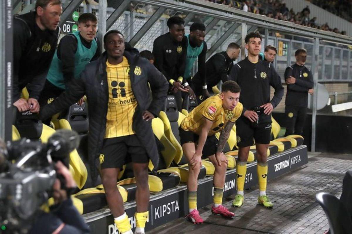 La burla del país: Invadieron el campo para celebrar el ascenso de su ...