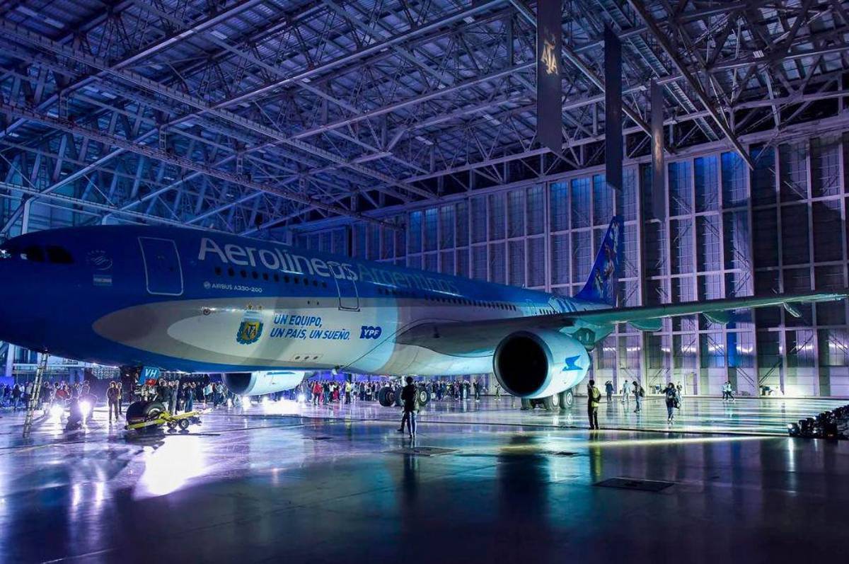 Argentina presentó el avión que llevará a la albiceleste, su familia e ...