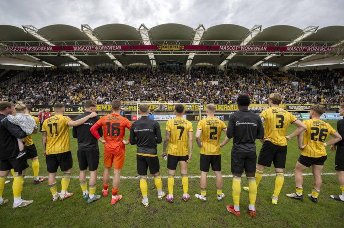 La burla del país: Invadieron el campo para celebrar el ascenso de su ...
