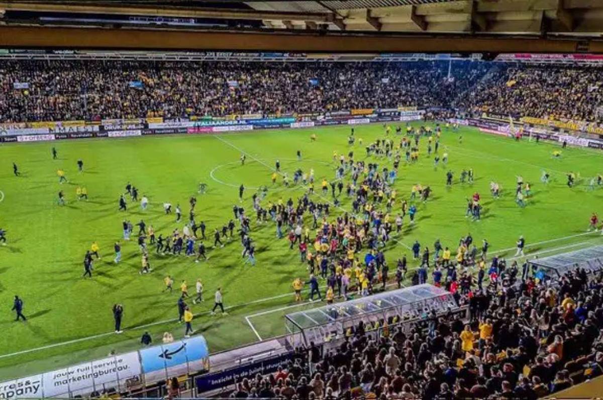 La burla del país: Invadieron el campo para celebrar el ascenso de su ...