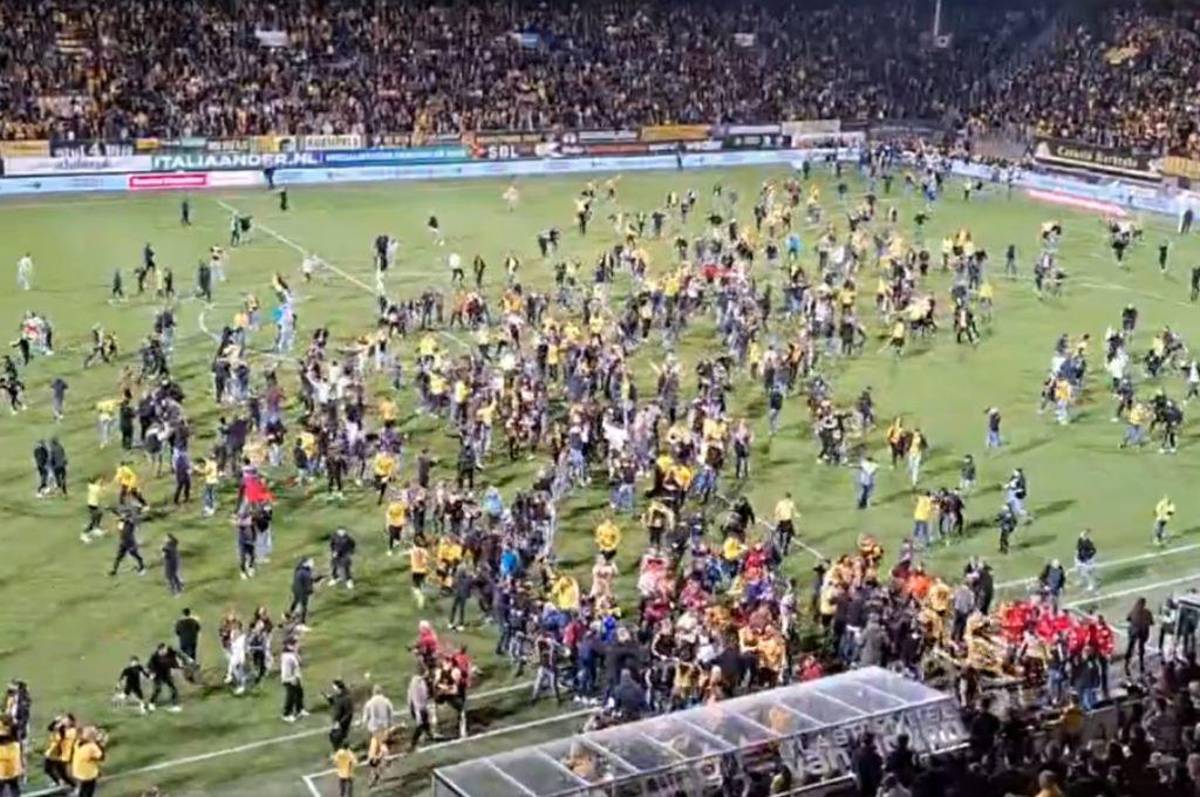 La burla del país: Invadieron el campo para celebrar el ascenso de su ...