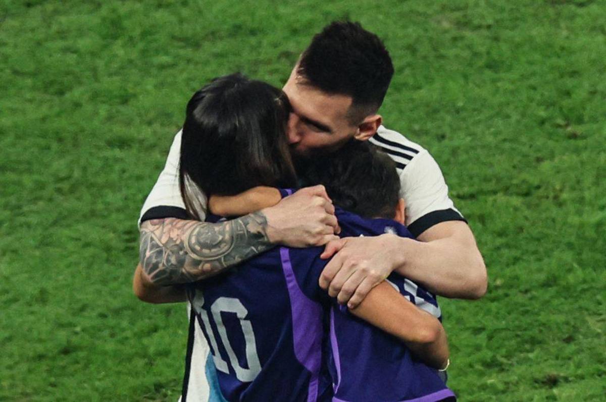 Antonela Roccuzzo le regaló tremendo beso a Leo Messi y levantó la copa ...