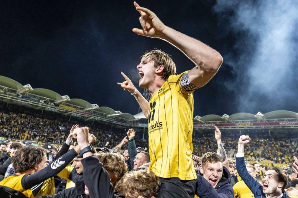 La burla del país: Invadieron el campo para celebrar el ascenso de su ...