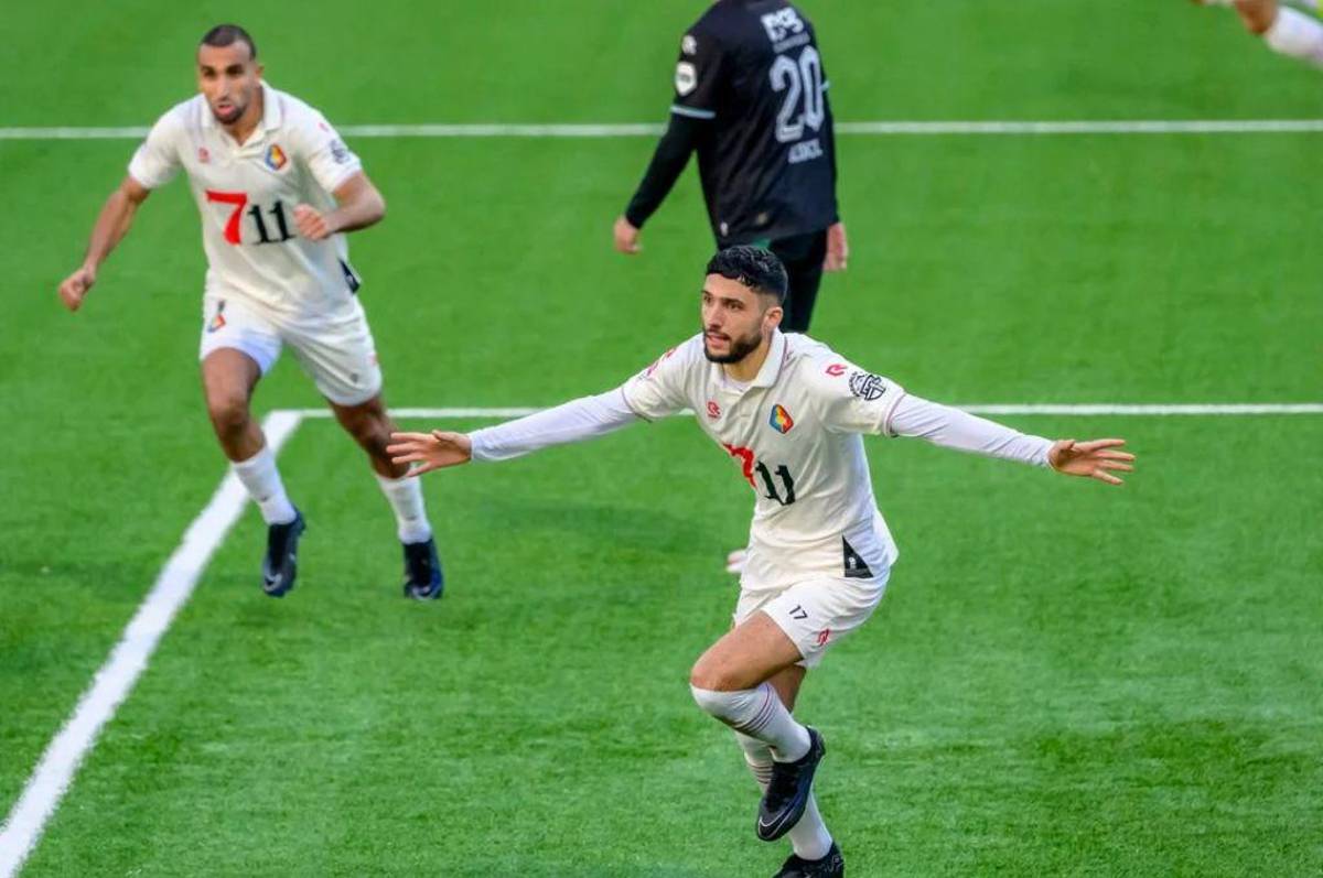 La burla del país: Invadieron el campo para celebrar el ascenso de su ...