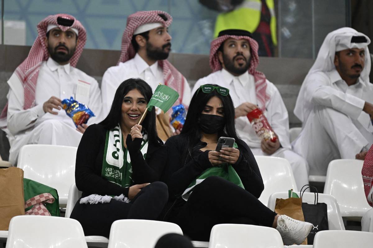 La hermosa qatarí apoyando a Argentina, la despampanante mexicana y las bellas damas de Arabia ...