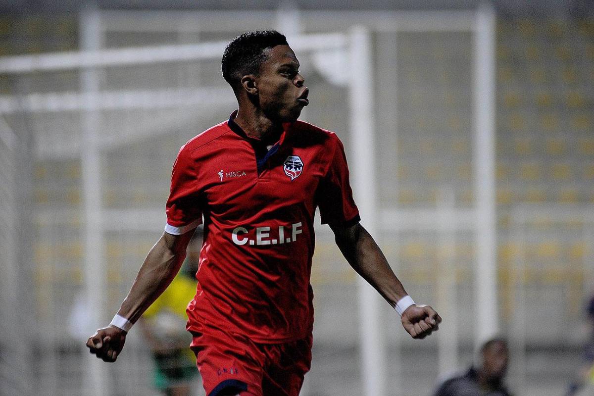 El defensa ecuatoriano Jhon Jairo Jimenez y el delantero colombiano Edis Ibargüen serían los ...