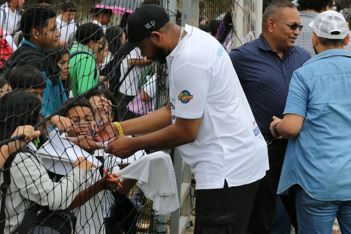 Wilson Palacios fue sorprendido por pomponeras y Hermanos Catrachos ...