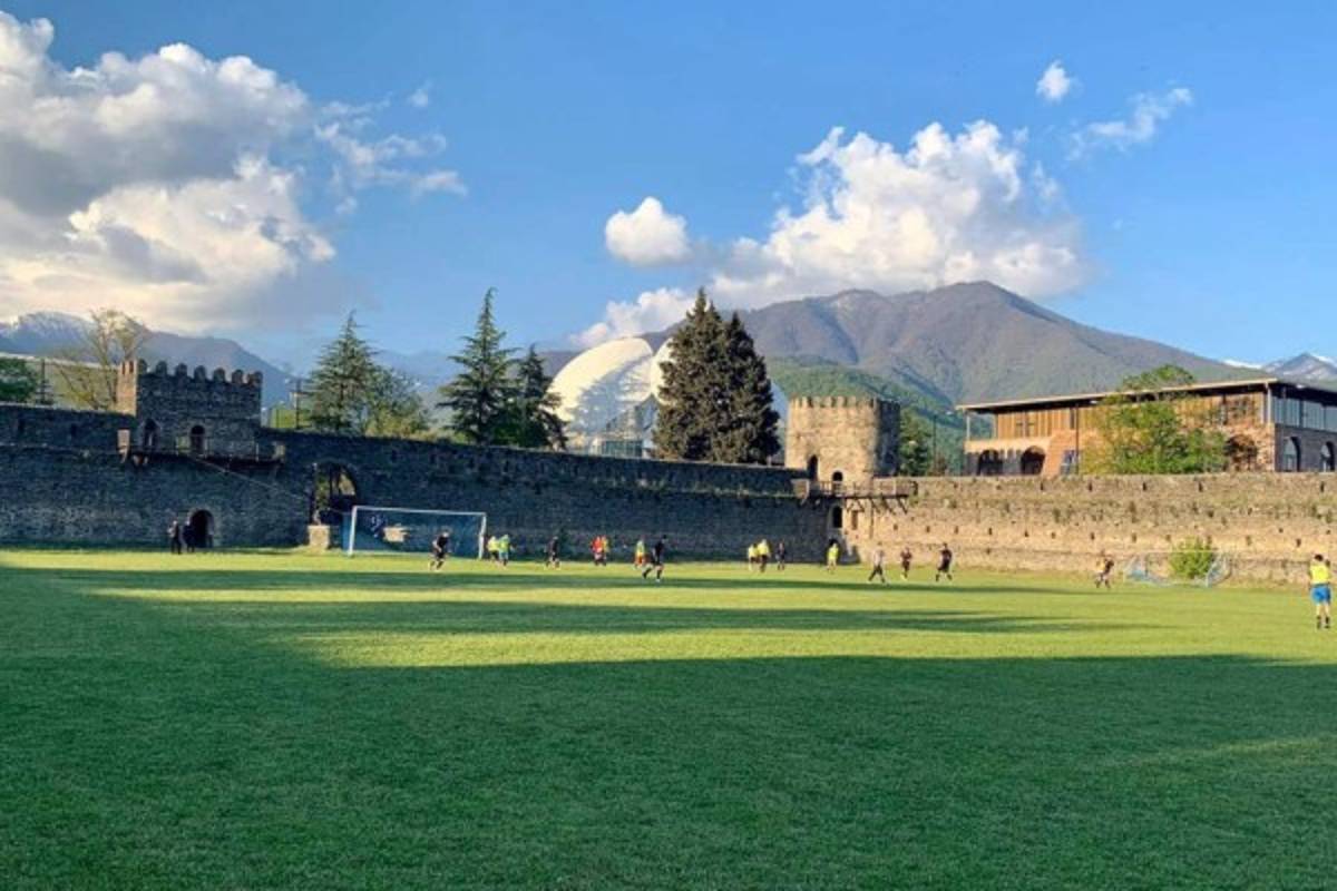 Fotos: Modesto equipo juega sus partidos dentro de un castillo medieval