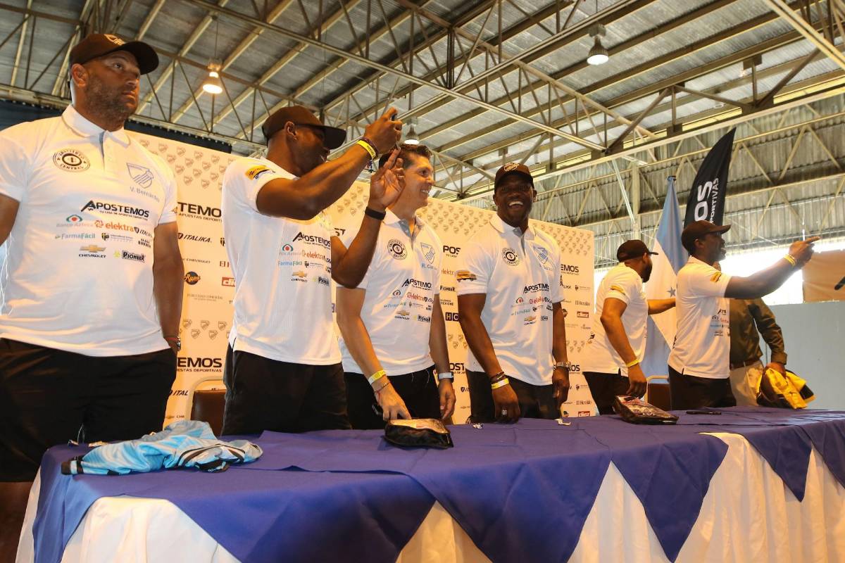 Wilson Palacios fue sorprendido por pomponeras y Hermanos Catrachos ...