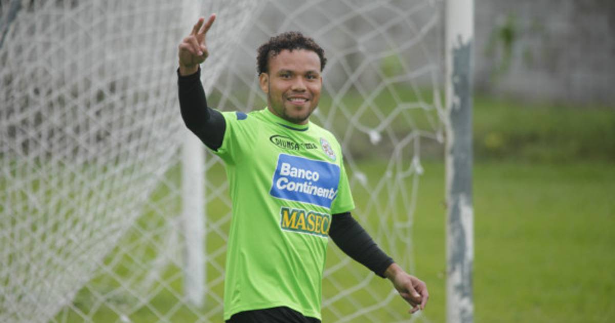 Este martes llegaría el pase internacional de Emil Martínez