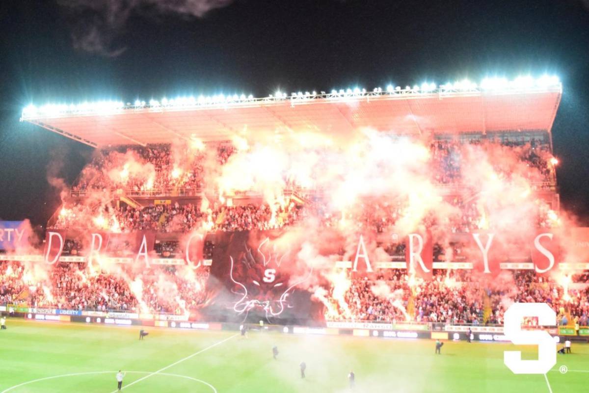 ¡Una locura! Así fue el espectacular recibimiento de la afición del ...