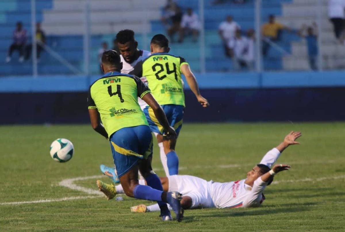 Pedro Troglio estalla ante la cuarteta arbitral encabezada por Melvin ...