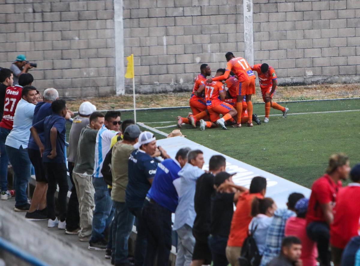 ¡Locura por el ciclón! El Emilio Williams lució sus mejores galas con ...