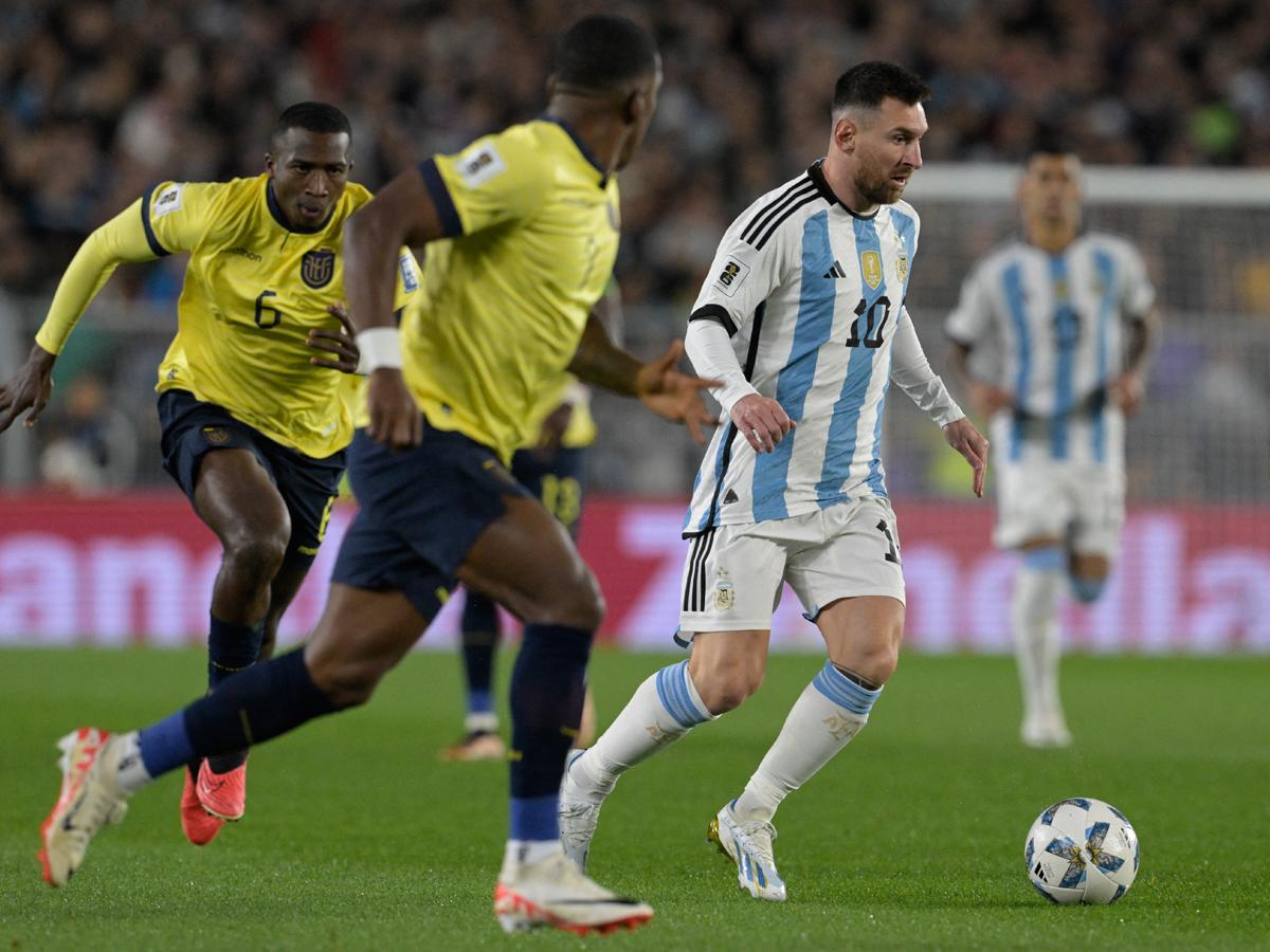 Argentina arranca las eliminatorias al Mundial del 2026 derrotando a Ecuador con golazo de tiro ...
