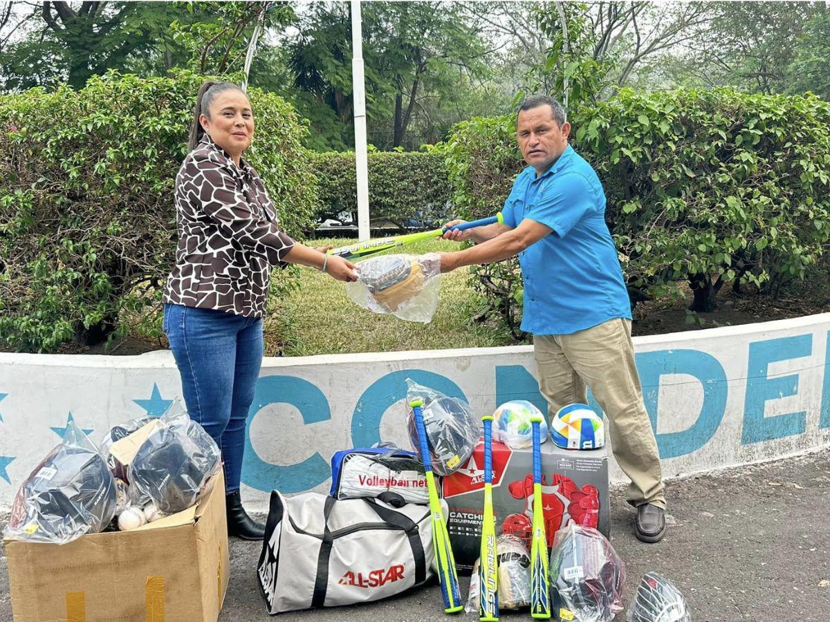 Condepor entrega implementos deportivos a niños y jóvenes de La Lima, Cortés