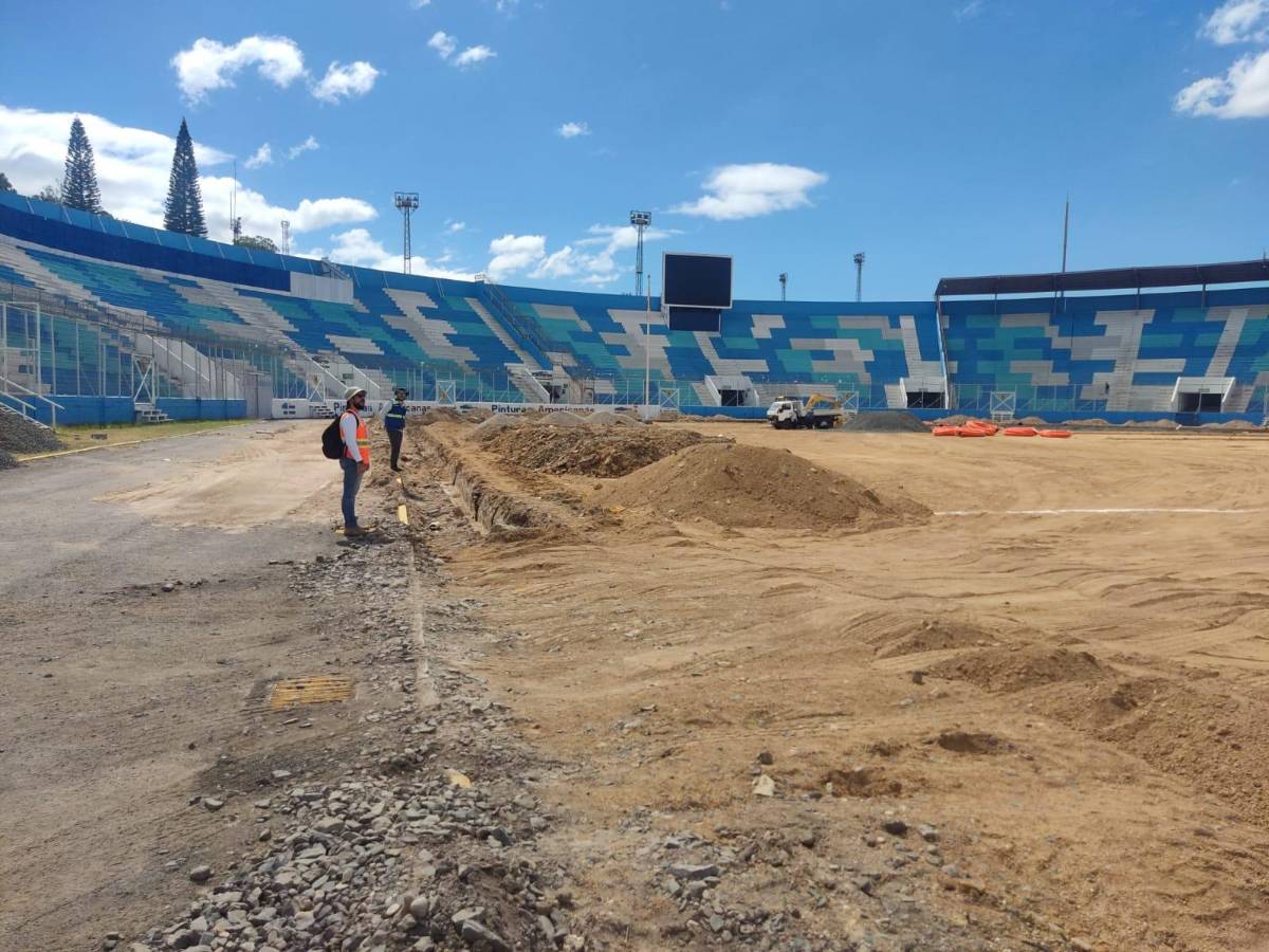 Ultiman detalles para la siembra del nuevo césped del estadio Nacional ...
