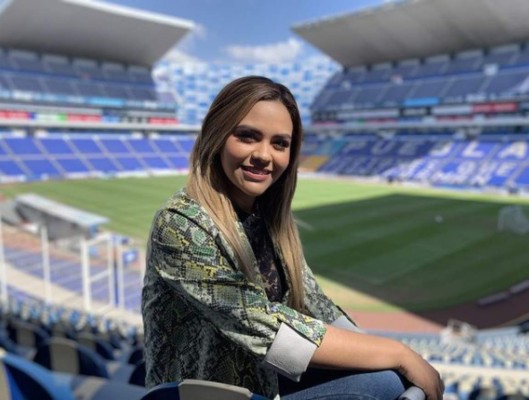 La bella reportera que sufrió acoso de un hincha durante transmisión de ...