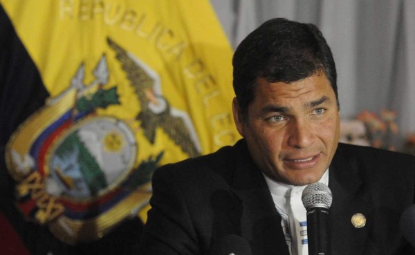 Cuatro niños acompañan a Rafael Correa en la inauguración del mundial