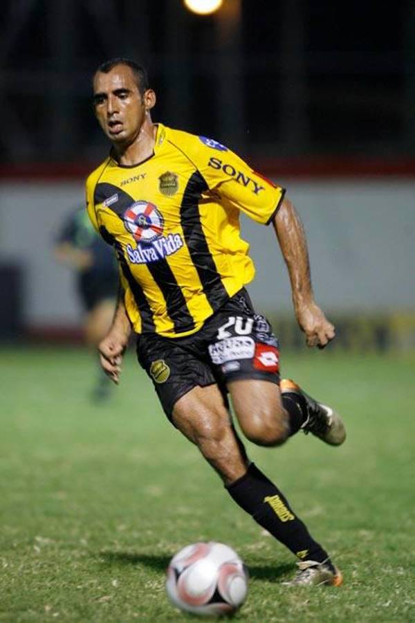 ¡Digno ejemplo! Exseleccionado de Honduras cumple su meta y obtiene su ...