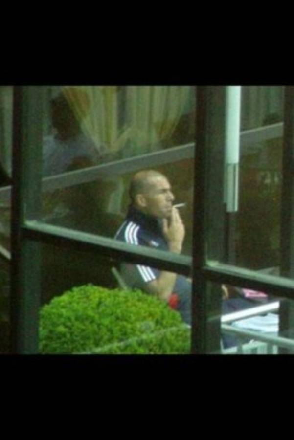 FOTOS: Los futbolistas que han sido sorprendidos fumando