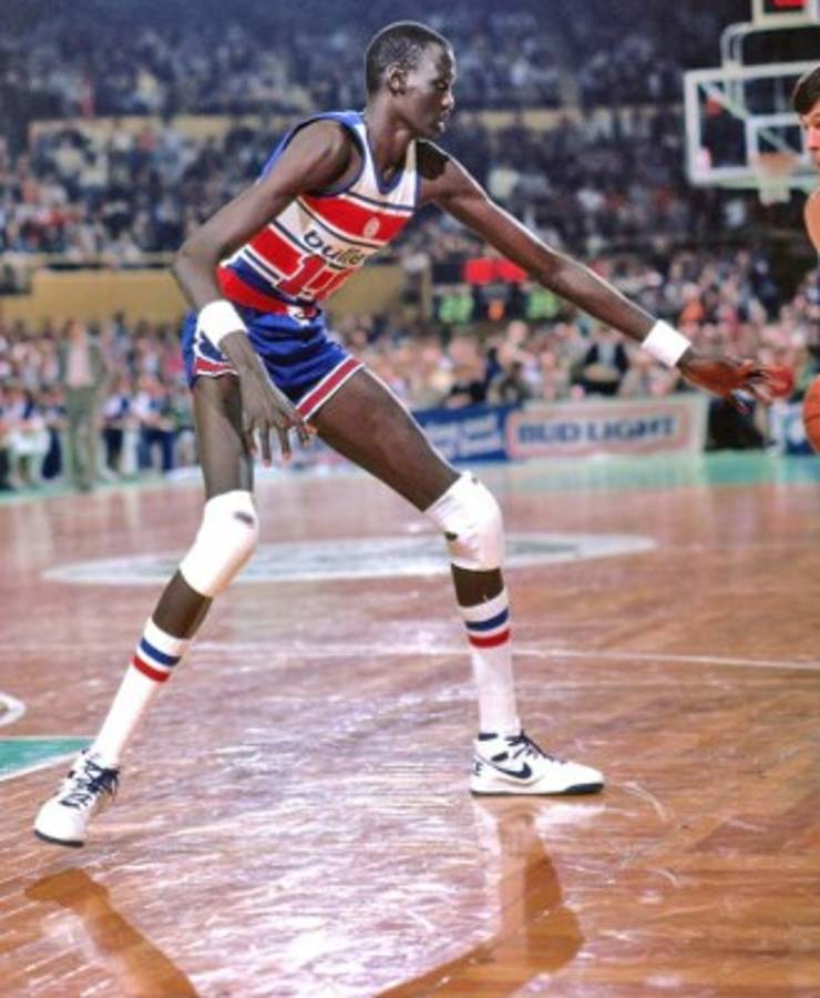 Manute Bol, el basquetbolista de 2,31 metros que gastó su dinero en ...