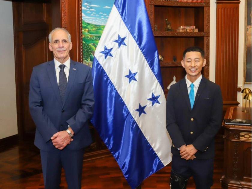 Nasry Asfura promete apoyo a Shin Fujiyama para construir escuelas
