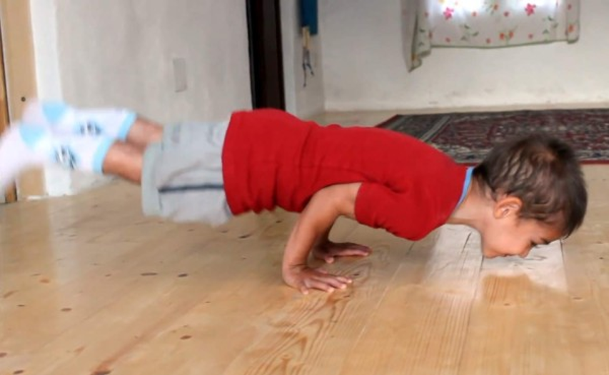 VIDEO: Niño de cinco años causa revuelo con sus pechadas